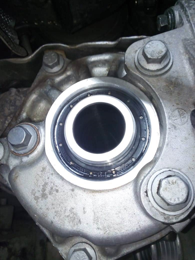 Замена сальника правого привода угловой — Volvo XC90 (2G), 2 л, 2018 ...