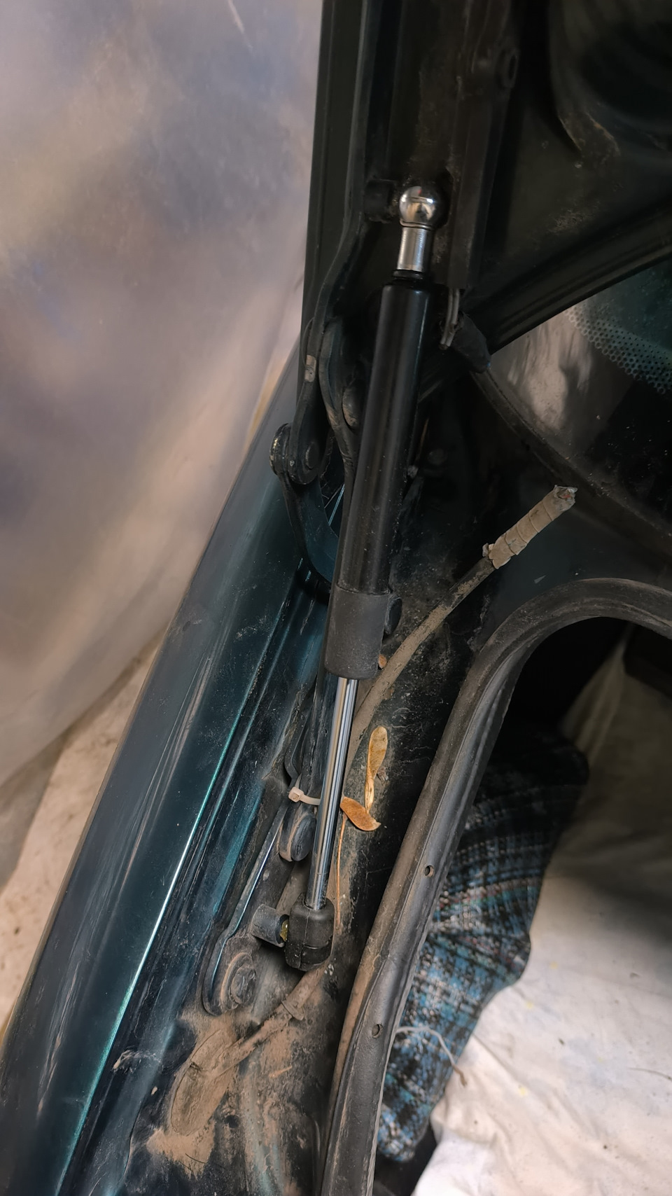 Замена газовых упоров багажника Audi 80 b4 abt — Audi 80 (B4), 2 л ...
