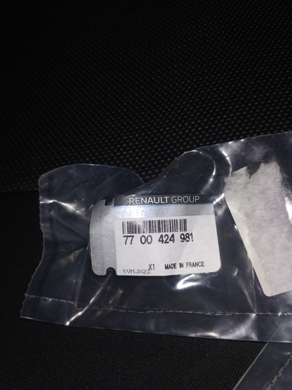 7700424981 Держатель солн козырька (плас) RENAULT | Запчасти на DRIVE2