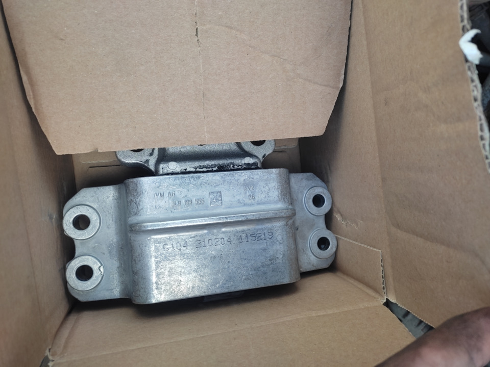 Замена подушек двигателя — Volkswagen Tiguan (1G), 2 л, 2010 года ...