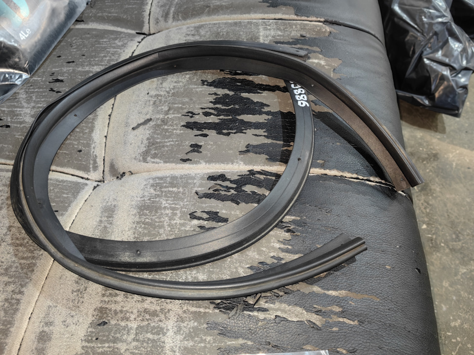 Заменил уплотнительные резинки передних дверей 5725A165 — Mitsubishi ...