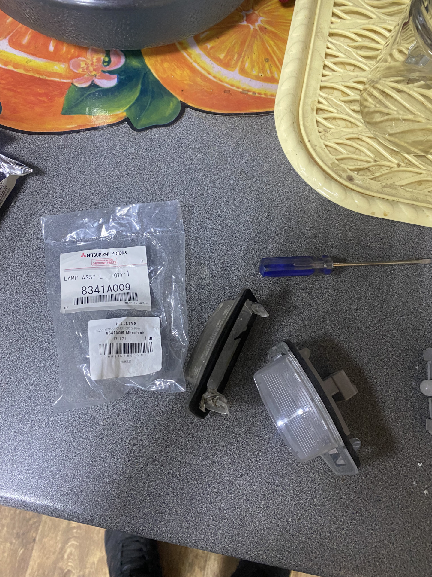 Новый плафон подсветки номера (оригинал) — Mitsubishi Outlander XL, 2,4 ...