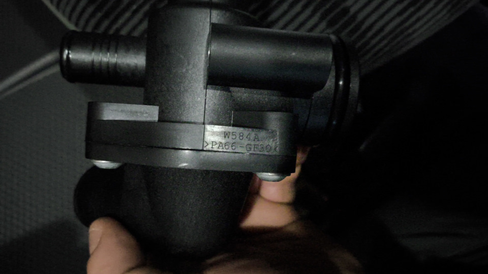 Замена корпуса термостата. — Ford Transit (7G), 2,2 л, 2006 года ...