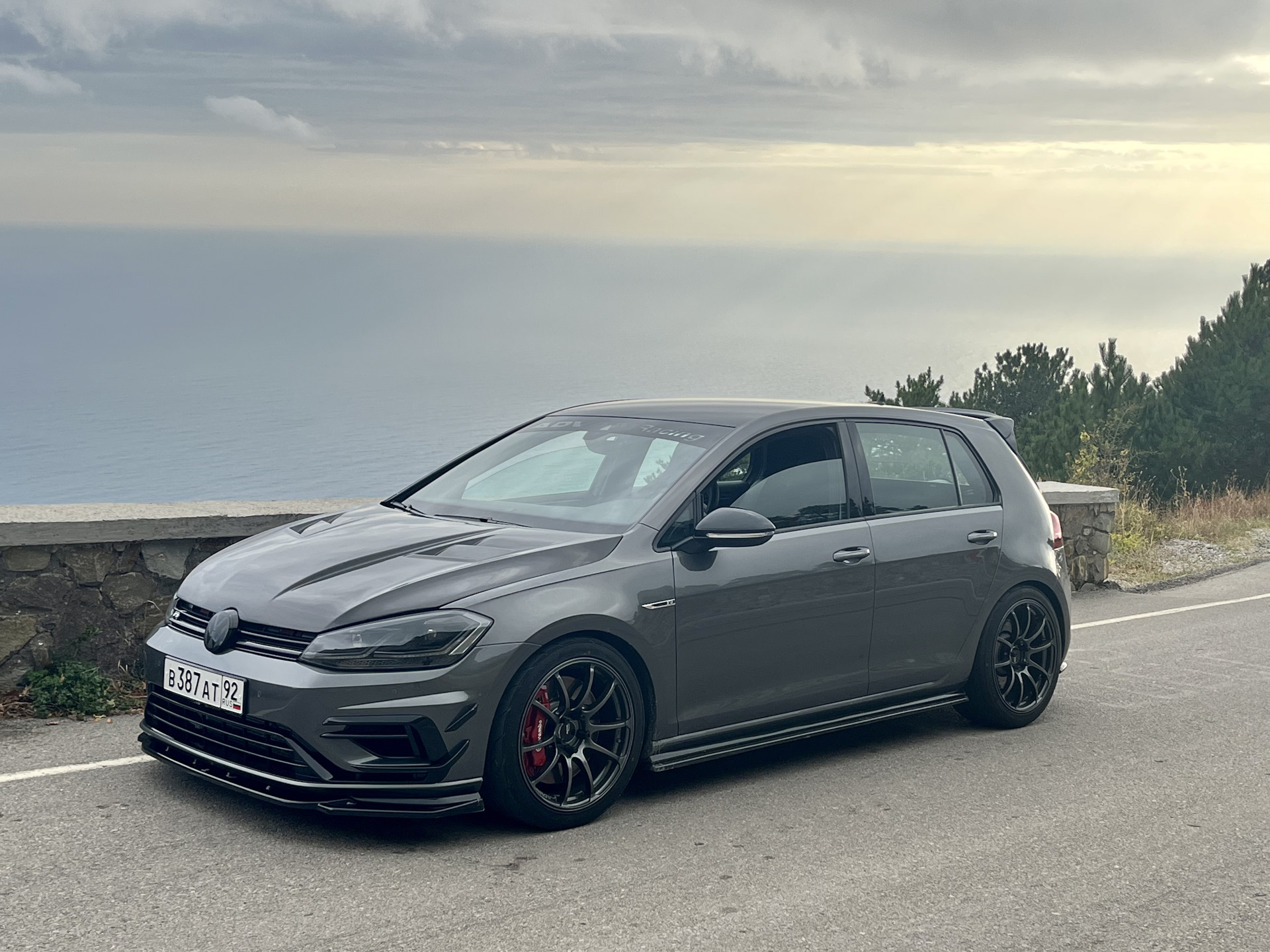 Фото — Volkswagen Golf R Mk7, 2 л, 2018 года | фотография | DRIVE2