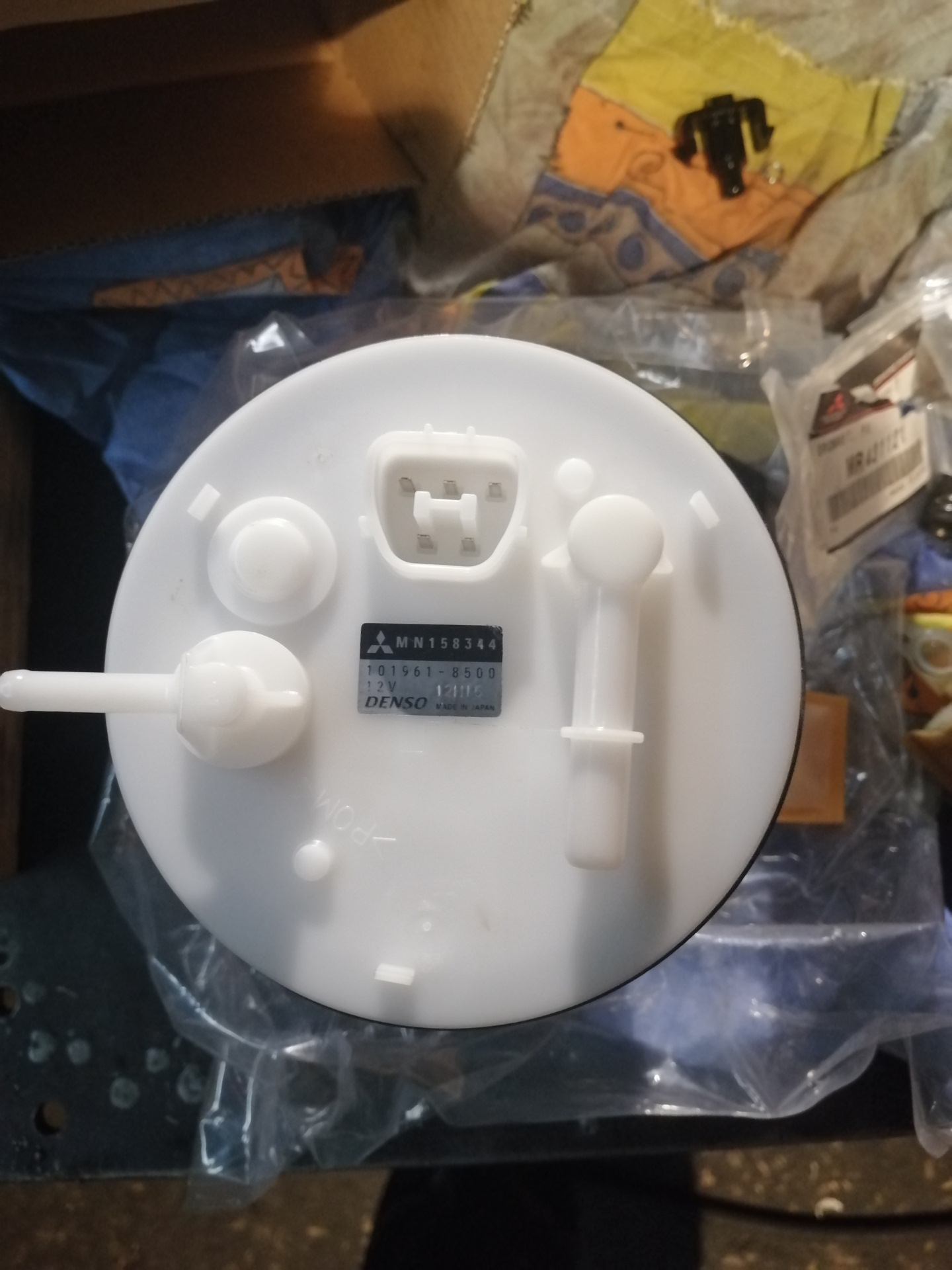 Замена фильтра тонкой и грубой очистки топлива — Mitsubishi Grandis, 2 ...