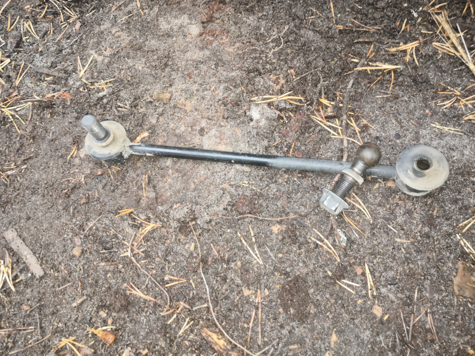 30. Передние стойки стабилизатора. Накладки на петли багажника — Toyota ...