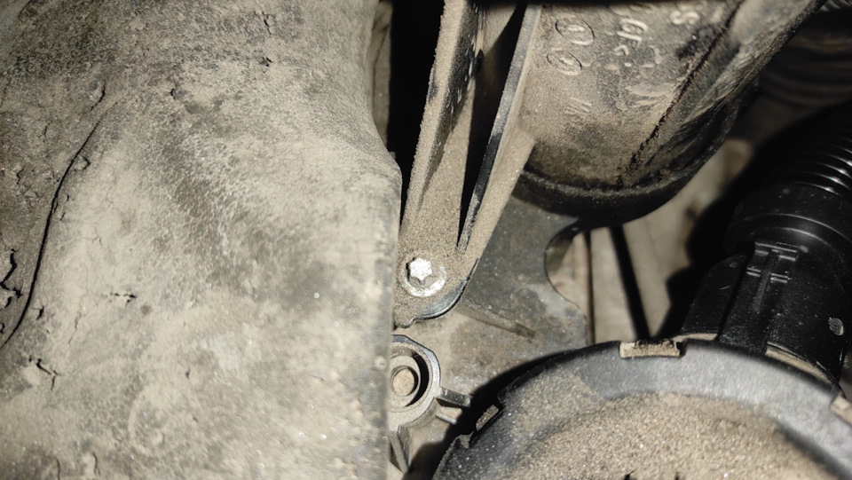 Замена подушек двигателя — BMW X6 (E71/E72), 3 л, 2012 года ...