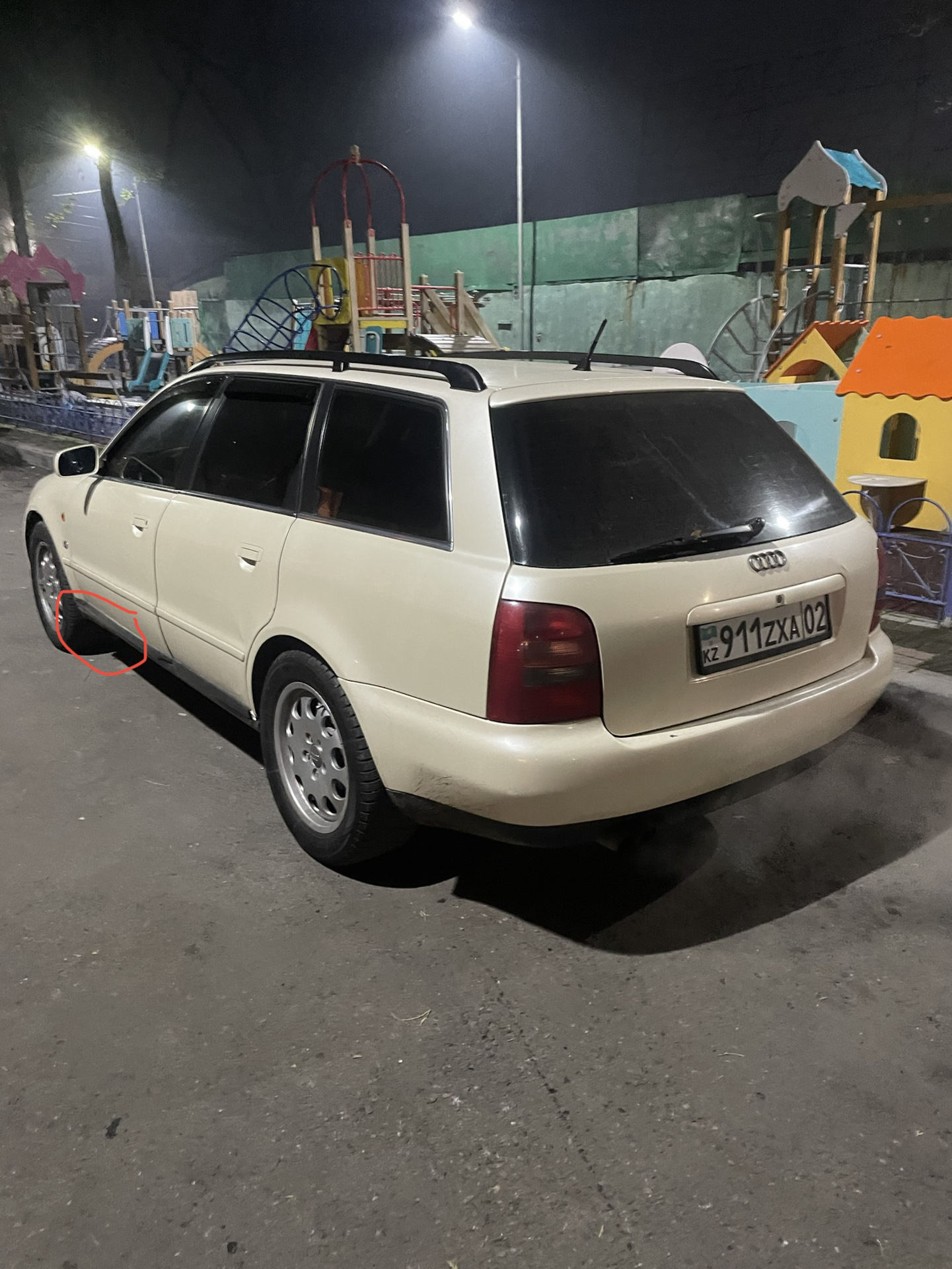 Мокрый пол, заглушки в днище — Audi A4 Avant (B5), 2,8 л, 1997 года ...