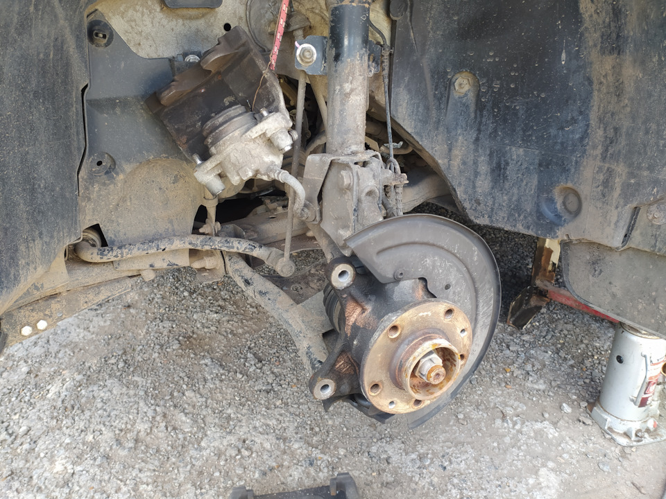 Замена передних тормозных дисков и колодок. — Renault Duster (1G), 2 л ...