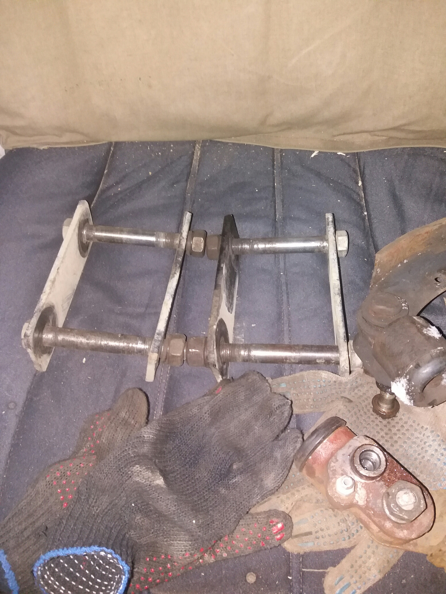 Замена задних крышек фар. — BMW 5 series (E60), 2 л, 2008 года | своими ...