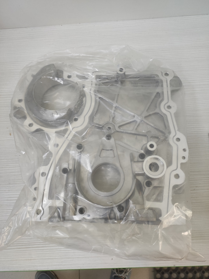 Передняя крышка двигателя с масляным насосом на Chevrolet TrailBlazer ...