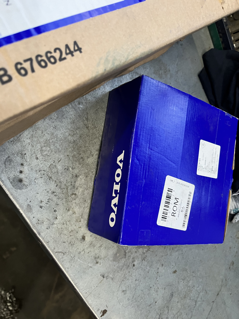 Передние тормозные диски и колодки — Volvo V60 (2G), 2 л, 2018 года ...