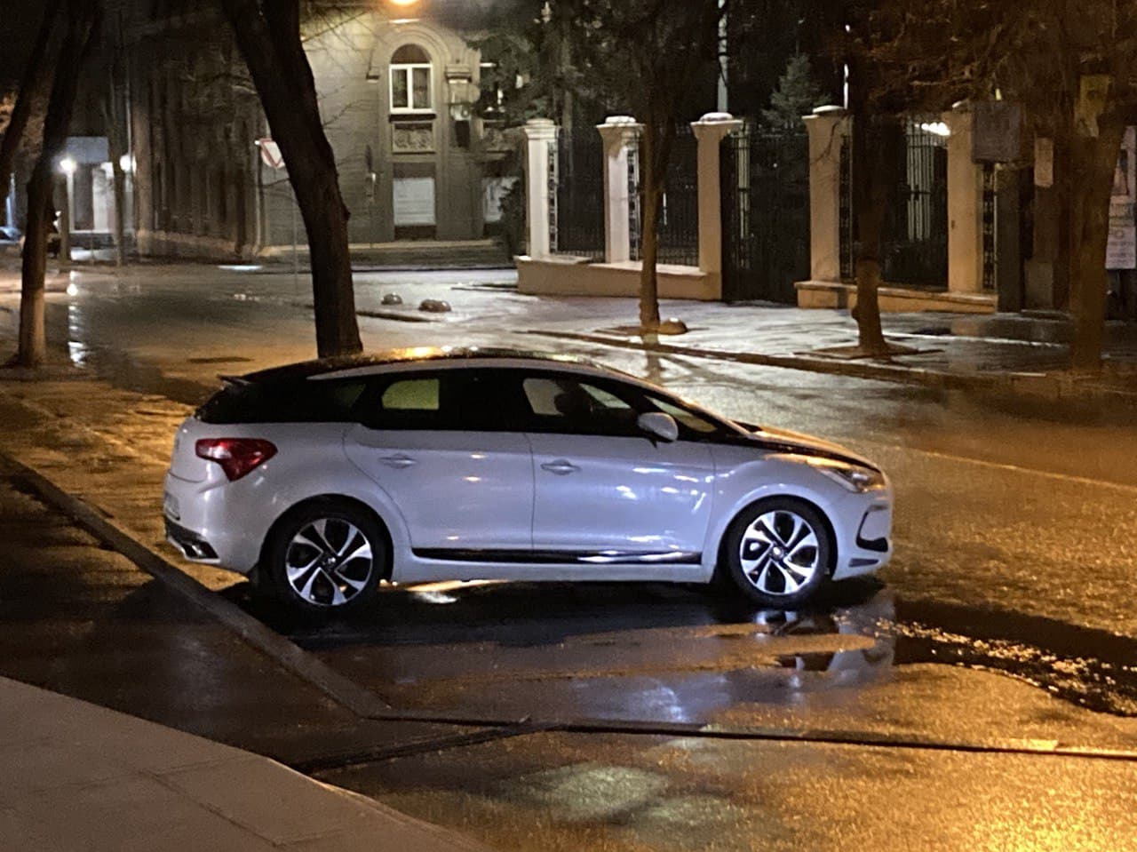 Молдинги в черный глянец — Citroen DS5, 1,6 л, 2012 года | стайлинг | DRIVE2