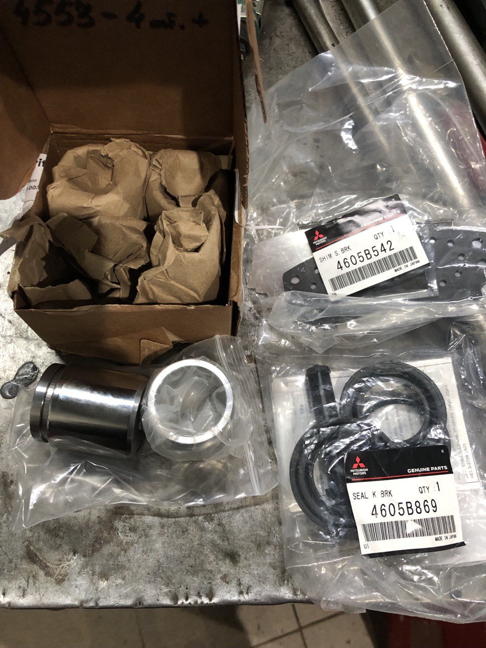 Заклинил передний правый суппорт. Замена на нержу. — Mitsubishi Pajero ...