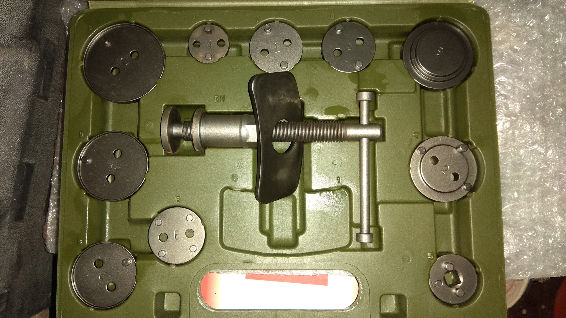 #105 Меган2: Замена задних тормозных колодок — Renault Megane II, 1,6 л ...