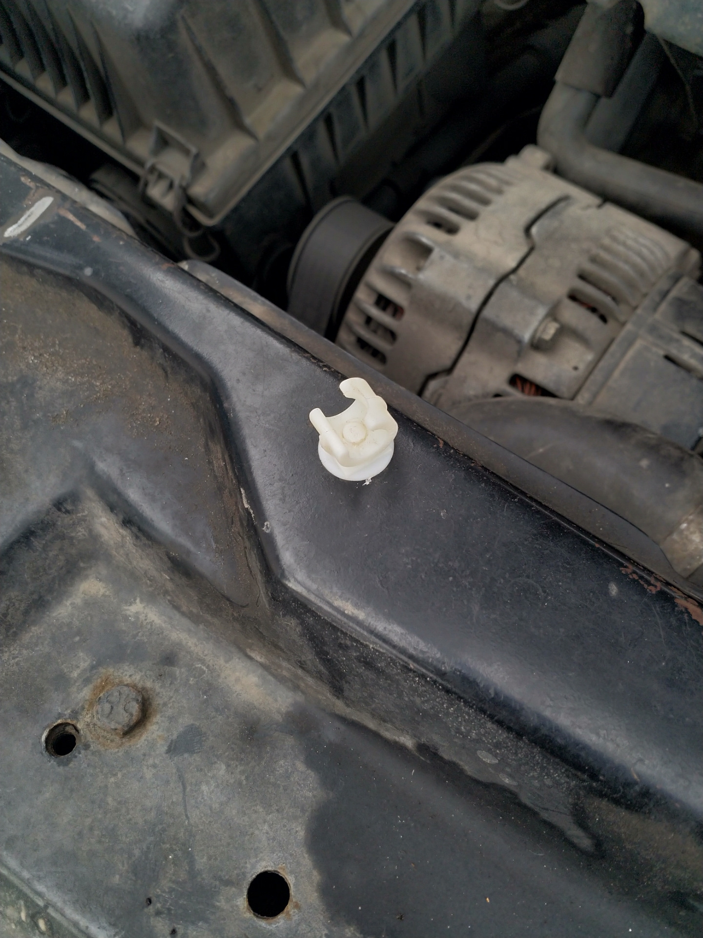 Обслуживание открывания капота) — Volkswagen Polo Classic Mk3, 1,6 л ...