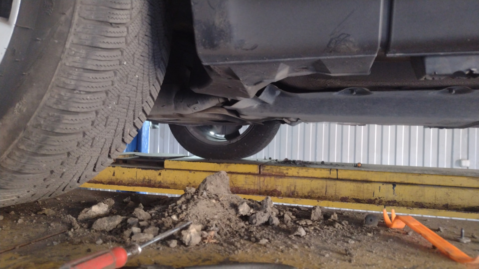 Замена втулок переднего стабилизатора — BMW X3 (E83), 2,5 л, 2007 года ...