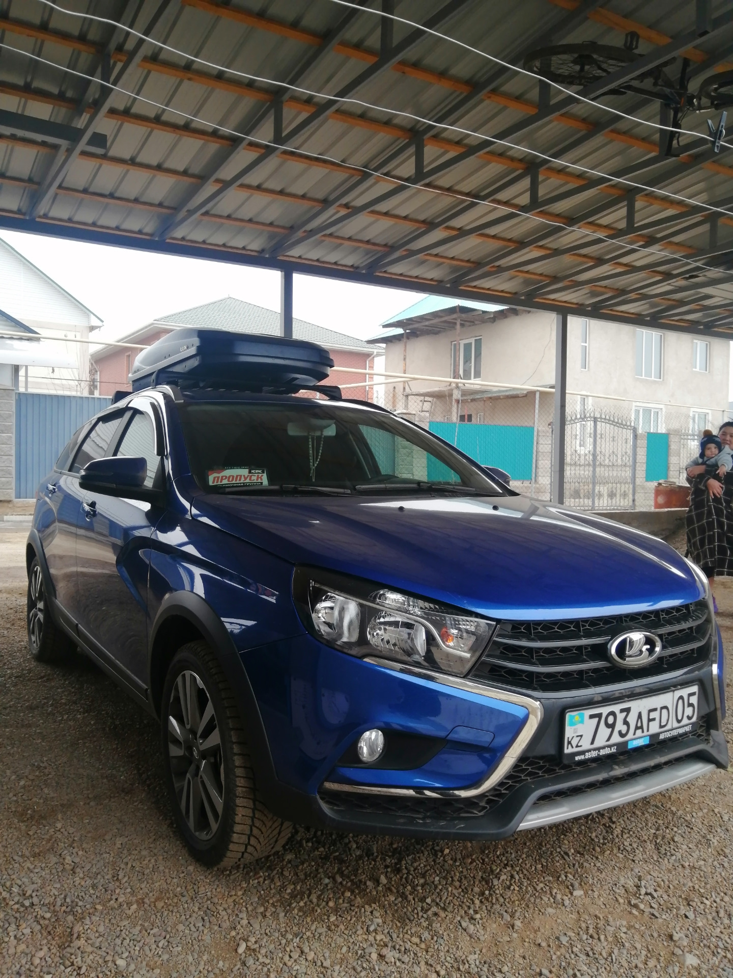Поперечины и автобокс на крышу — Lada Vesta SW Cross (1G), 1,8 л, 2021 ...