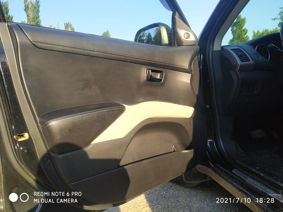 Немного кожи молодого дермантина — Mitsubishi Outlander XL, 2,4 л, 2008 ...
