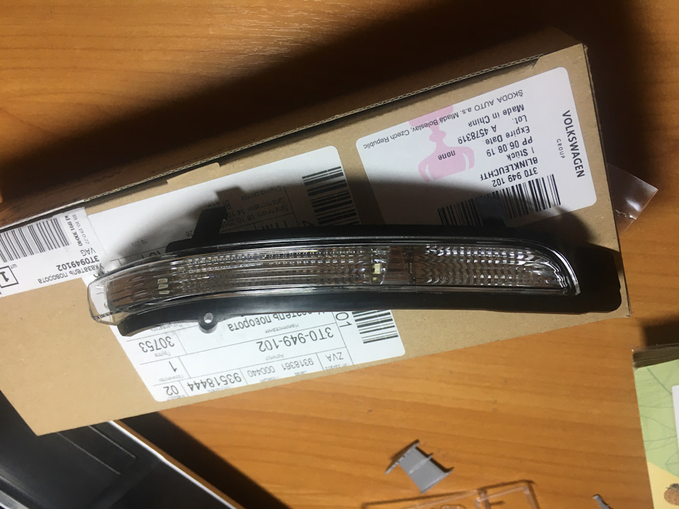 3T0949102 Указатель поворота правого зеркала заднего вида / SKODA ...