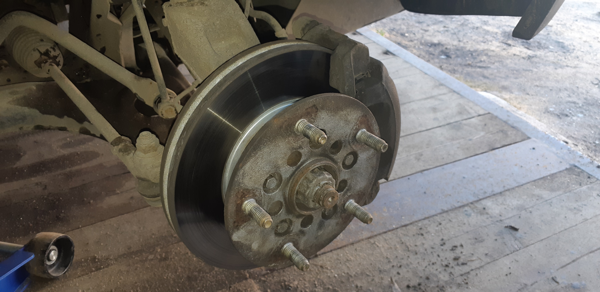 Замена заднего сальника коленвала, передних тормозных дисков, выжимного ...