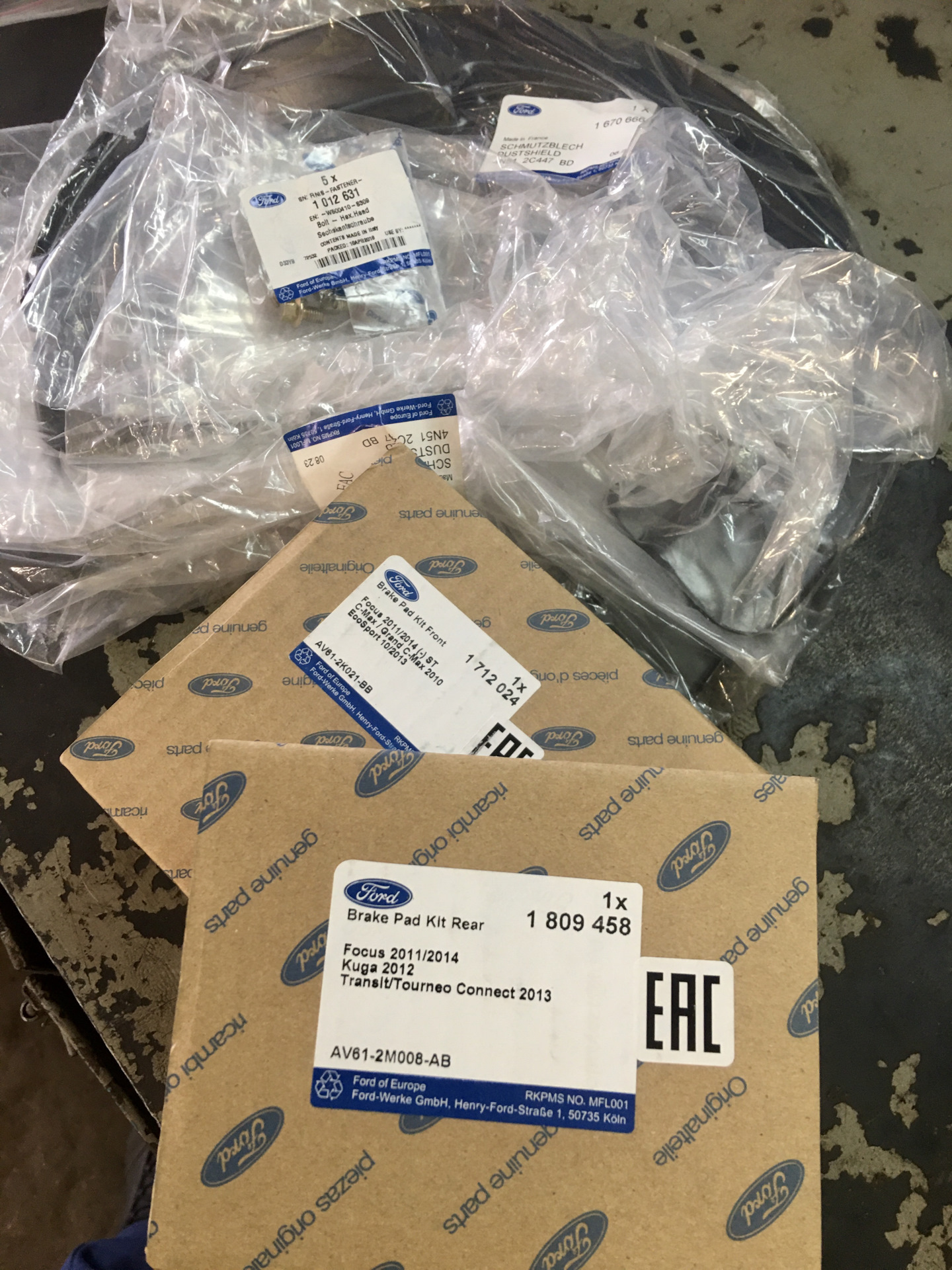 Установка щитков передних тормозных дисков — Ford Focus II Sedan, 1,8 л ...