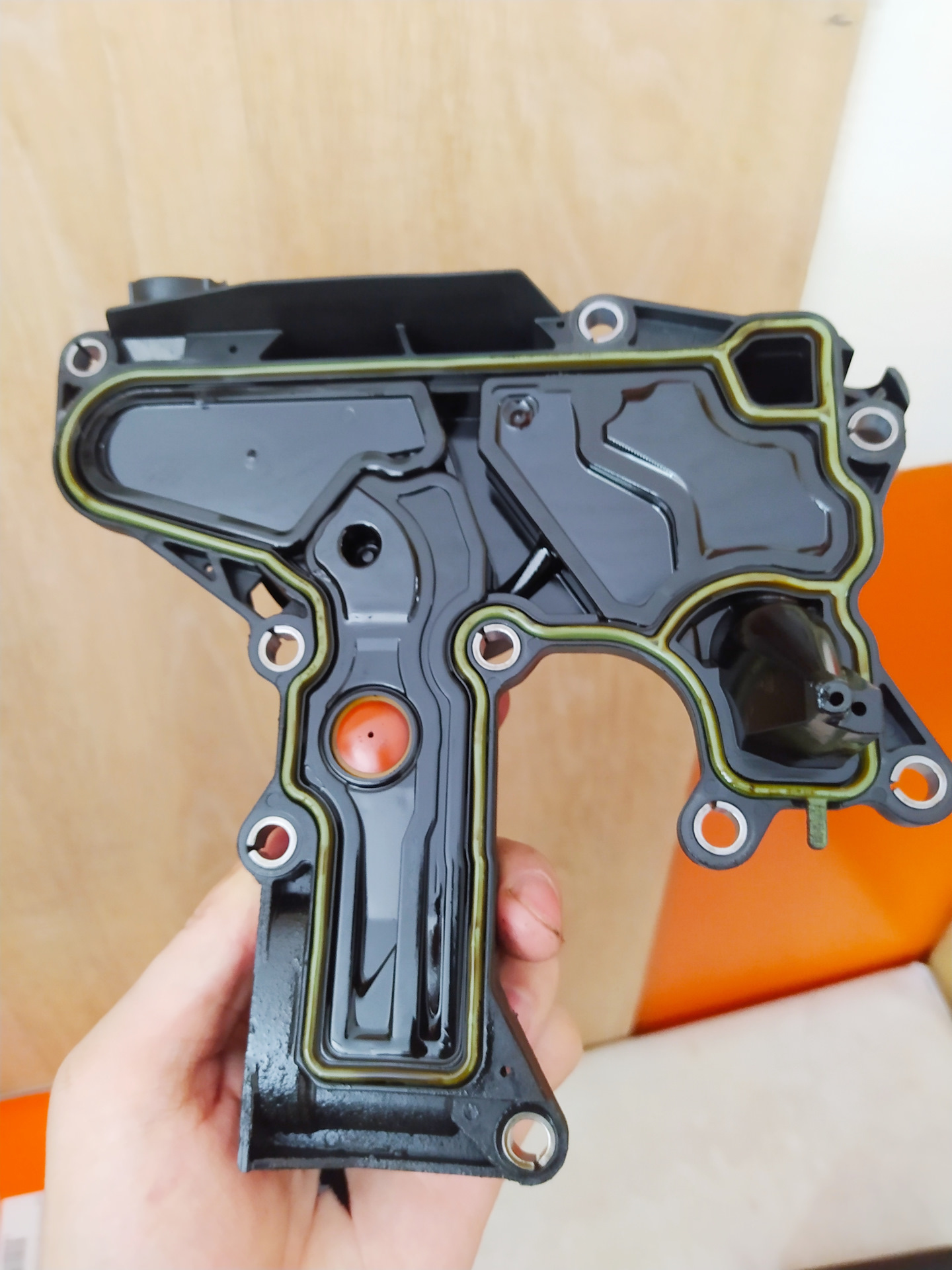 Замена прокладки и уплотнительного кольца на маслоотделителе — Audi A6 ...