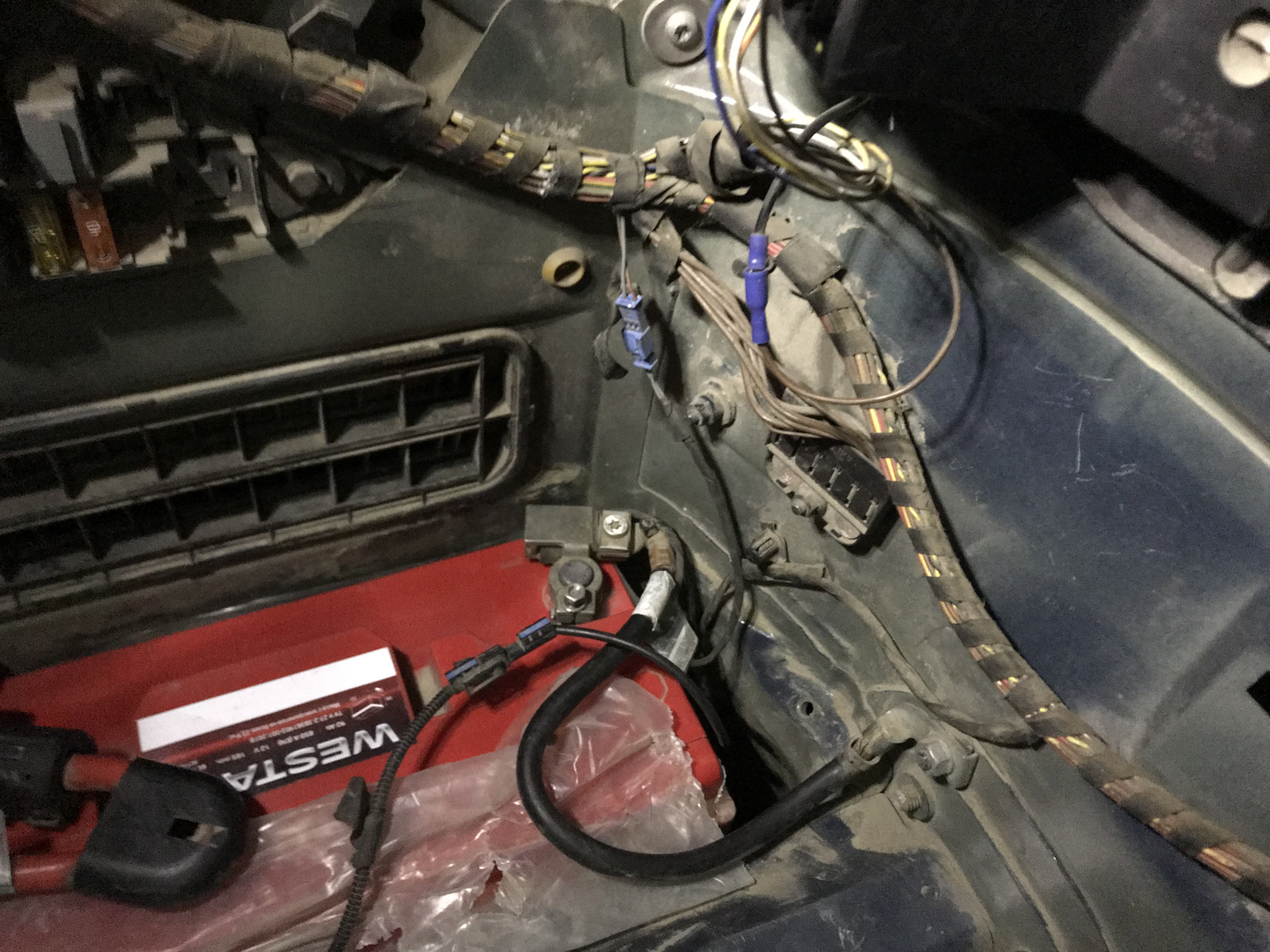 Замена минусового провода аккумулятора — BMW 5 series (E60), 2,5 л ...