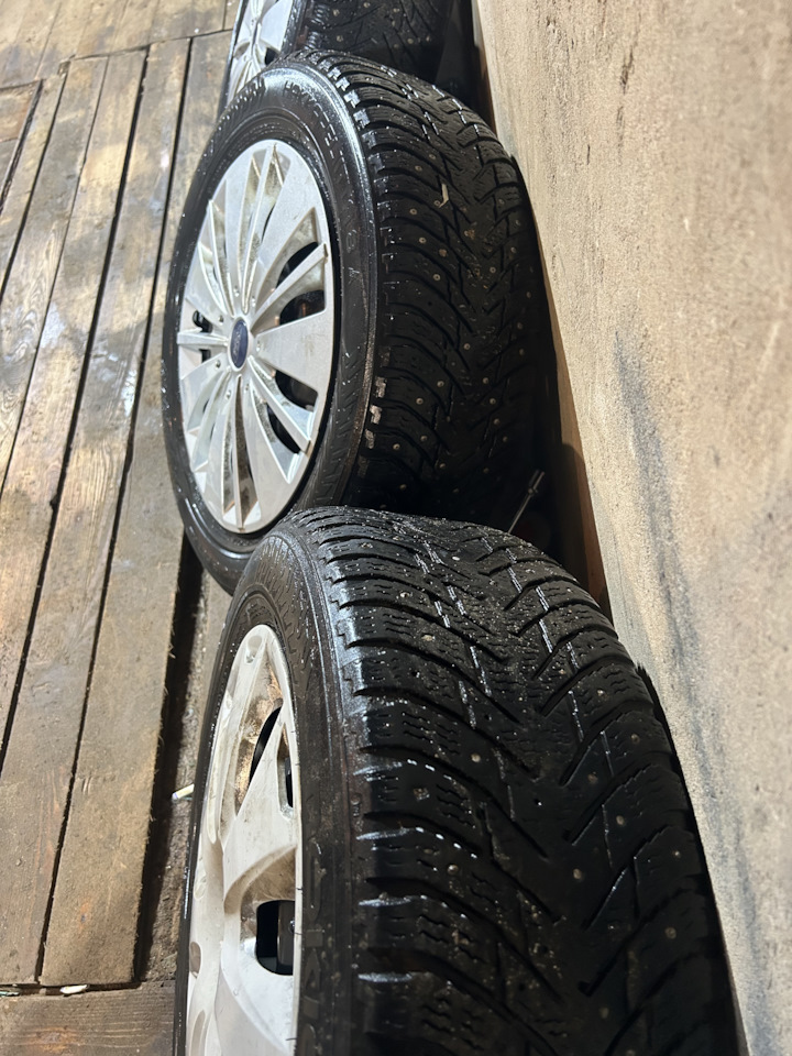 Шины зимние шипованные Nokian 205/60 R16 на Ford Focus Hatchback III ...