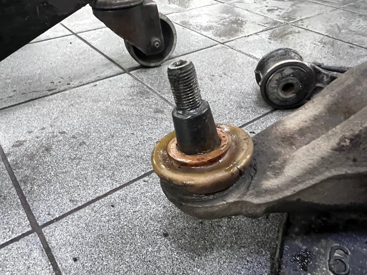 12.Ремонт подвески передней, замена передних нижних рычагов ...