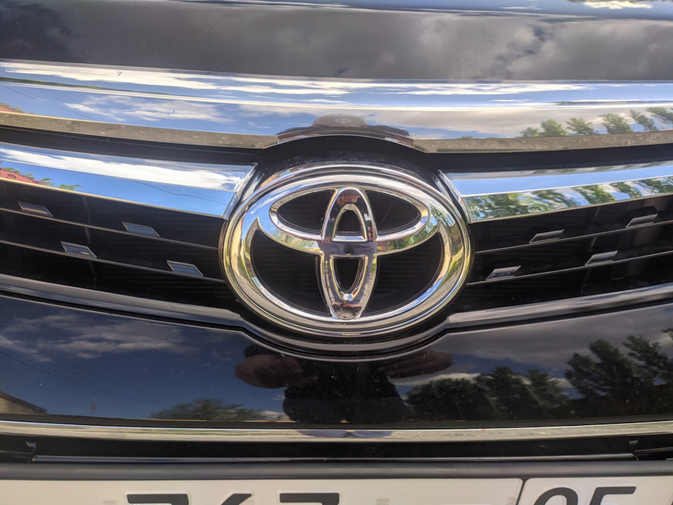 Стеклянный знак — Toyota Camry (XV50), 2,5 л, 2016 года | стайлинг | DRIVE2