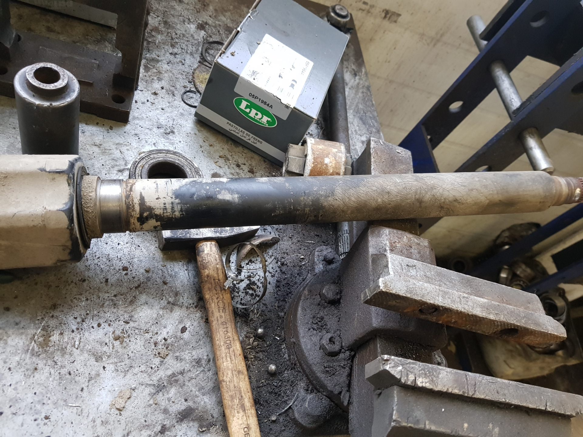 Замена сальников привода, подвесного подшипника, рулевых тяг и ...