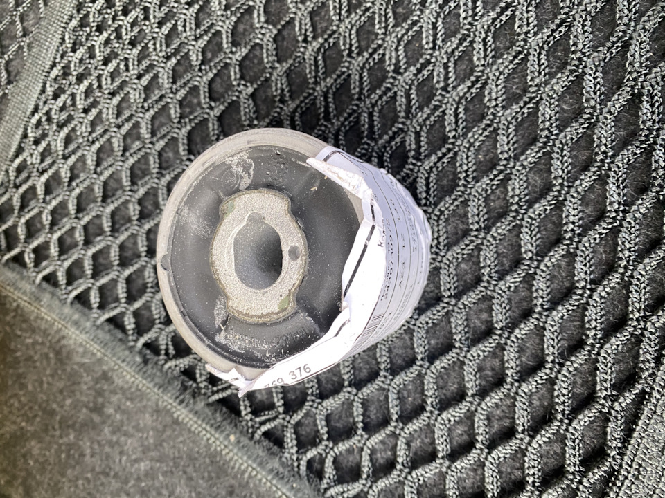 Большой сайлентблок заднего редуктора. — BMW 3 series (F30), 2 л, 2013 ...