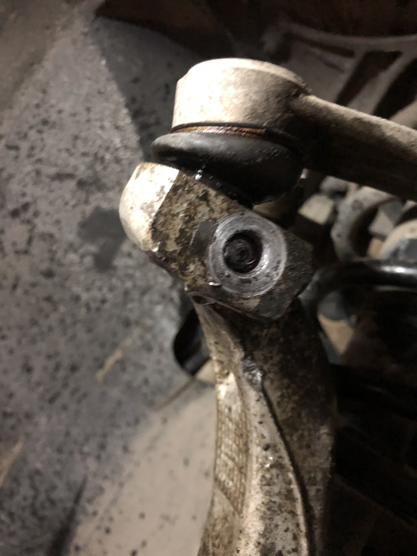 Замена передних амортизаторов — Audi A4 (B8), 2 л, 2013 года | визит на ...