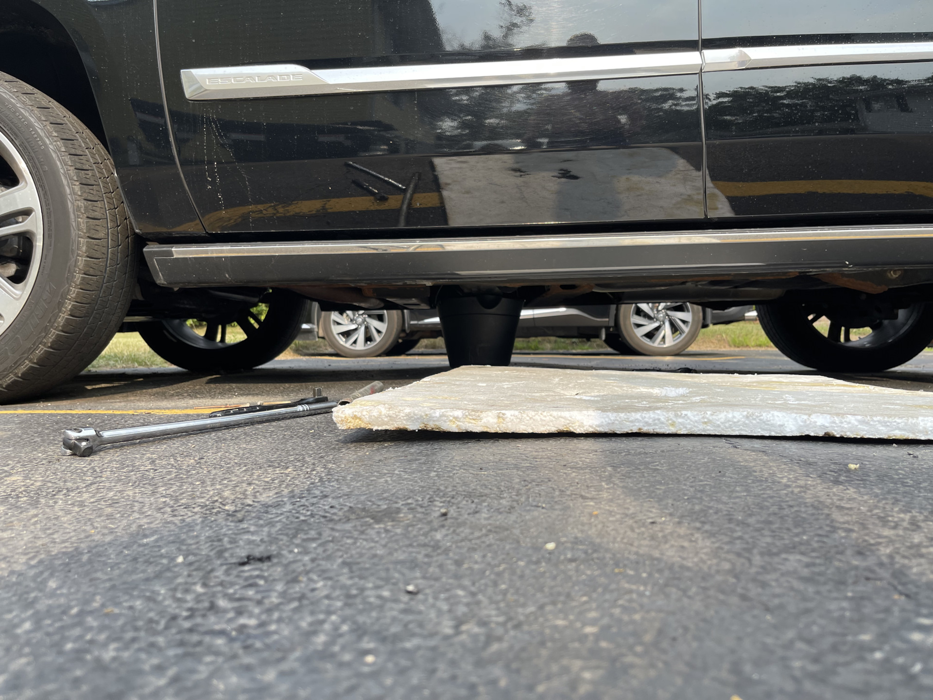 Часть:1 Слив масла редуктора и заднего моста. — Cadillac Escalade (4G ...