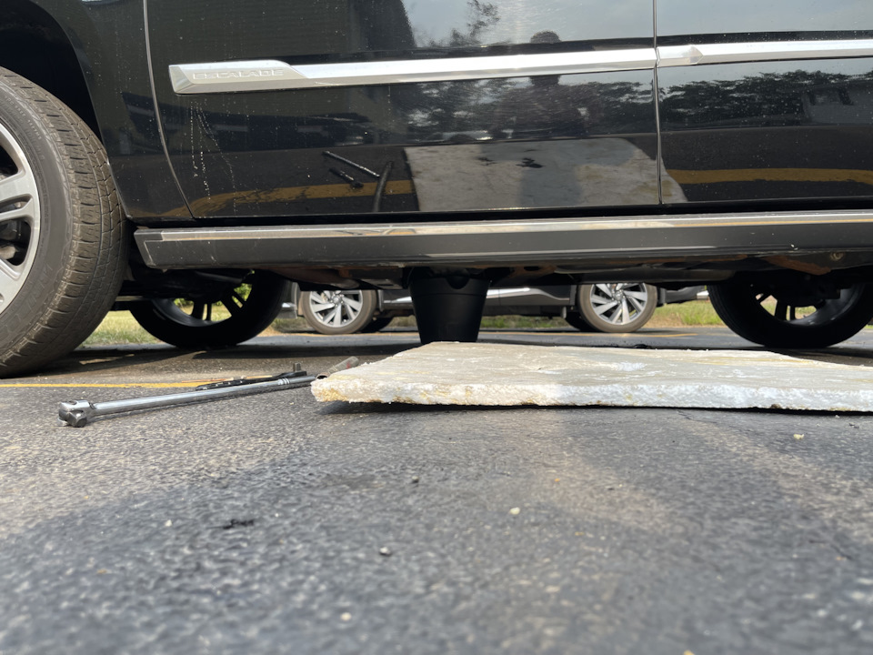 Часть:1 Слив масла редуктора и заднего моста. — Cadillac Escalade (4G ...