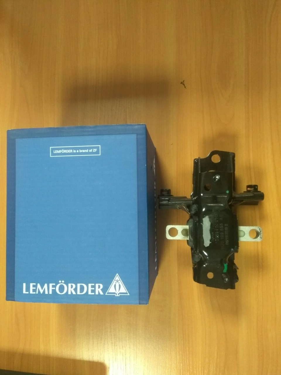 Замена опоры (задн.) и опоры коробки передач (слева сзади) — Skoda ...