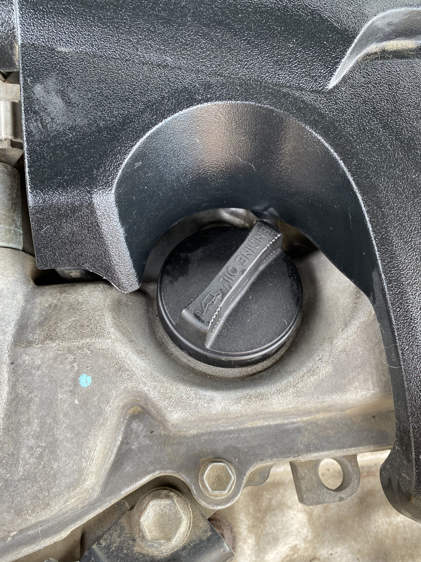 Замена крышки маслозаливной горловины — Toyota Camry (XV50), 2,5 л ...