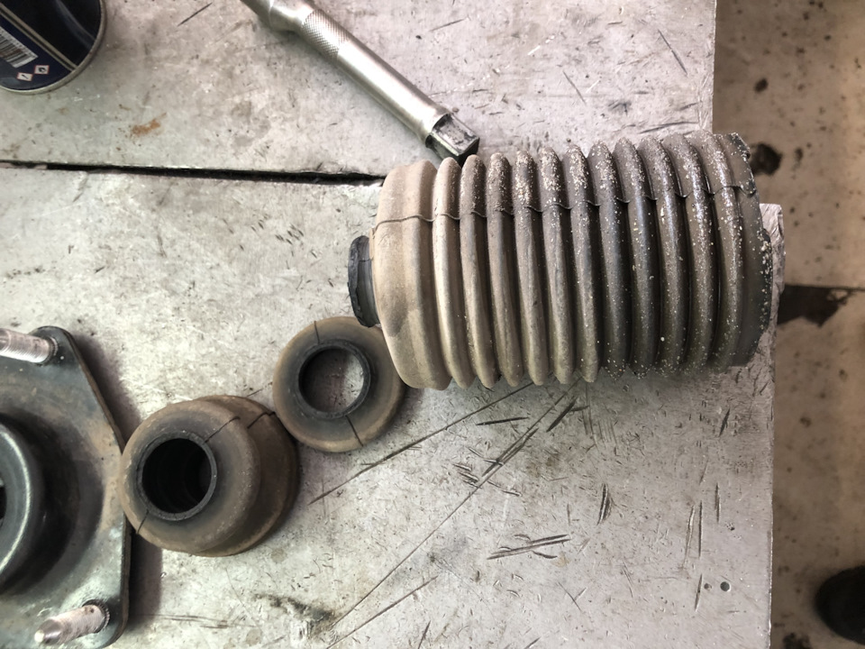 Замена опоры амортизатора — Mitsubishi Outlander XL, 2 л, 2011 года ...