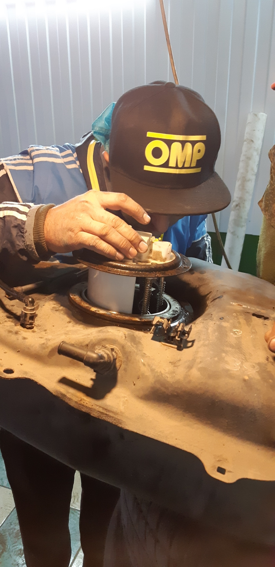 Замена топливного фильтра и насоса. — Toyota RAV4 (III), 2 л, 2008 года ...