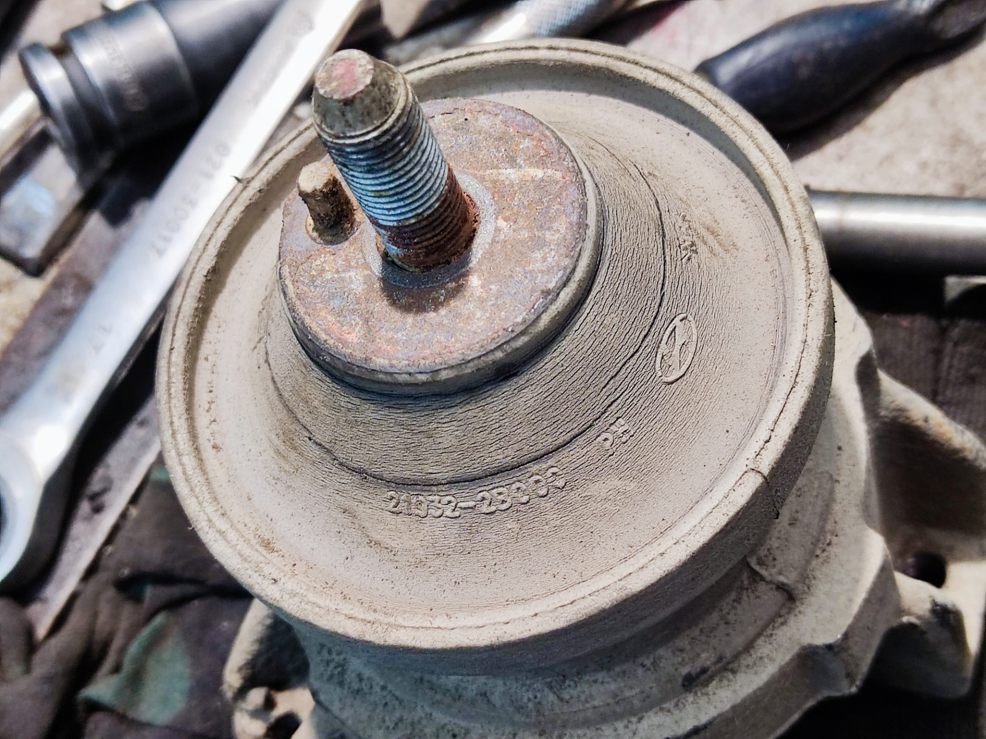 Замена задней подушки ДВС — Hyundai Santa Fe (2G), 2,2 л, 2010 года ...