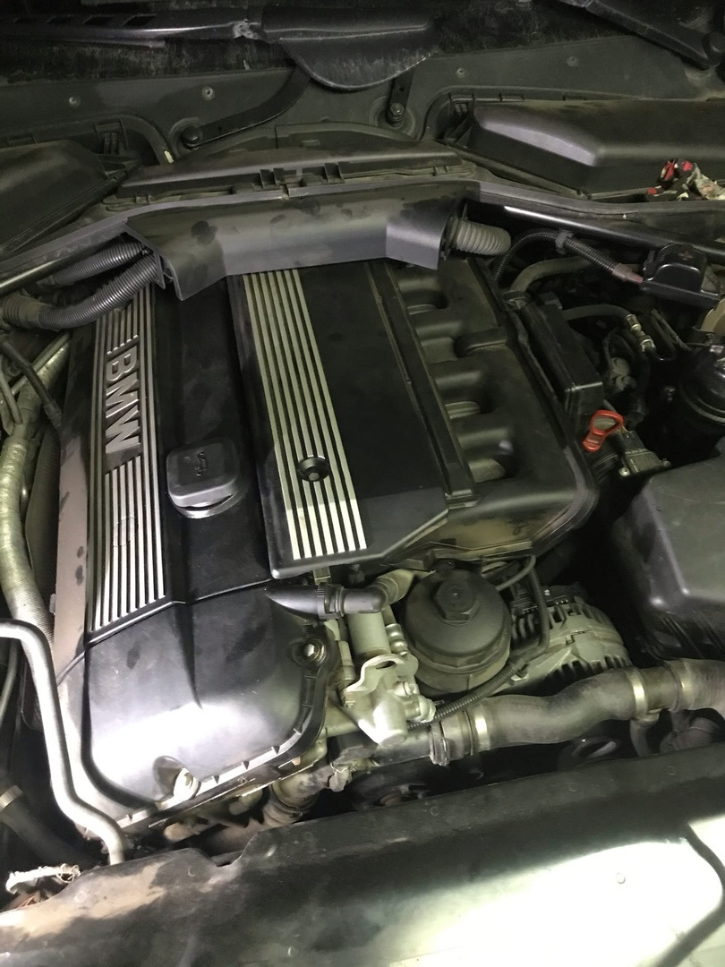 #2 Клапанная крышка, прокладка масляного стакана и клапан. — BMW 5 ...