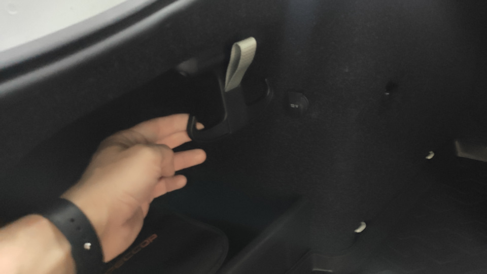 Установка второго крючка в багажник — Skoda Octavia A7 Mk3, 1,4 л, 2019 ...