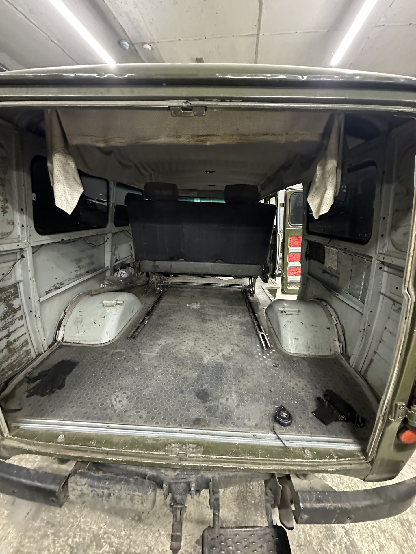 Установка дивана на салазках замена оптики — УАЗ 452, 2,4 л, 1988 года ...