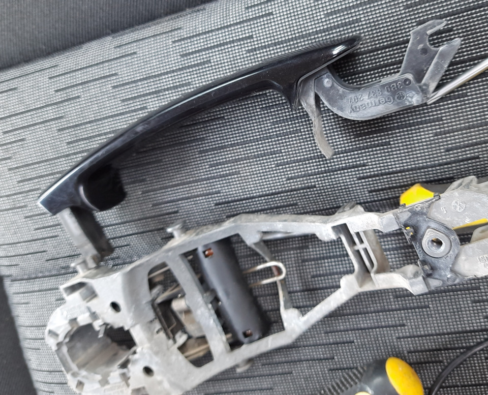 И снова микрик замка. Видео установки стекла с защелкиванием штифтов ...