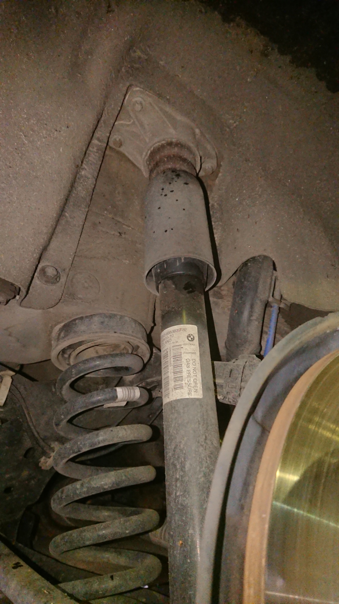 Замена пыльника заднего правого амортизатора — BMW 1 series (F20), 1,5 ...