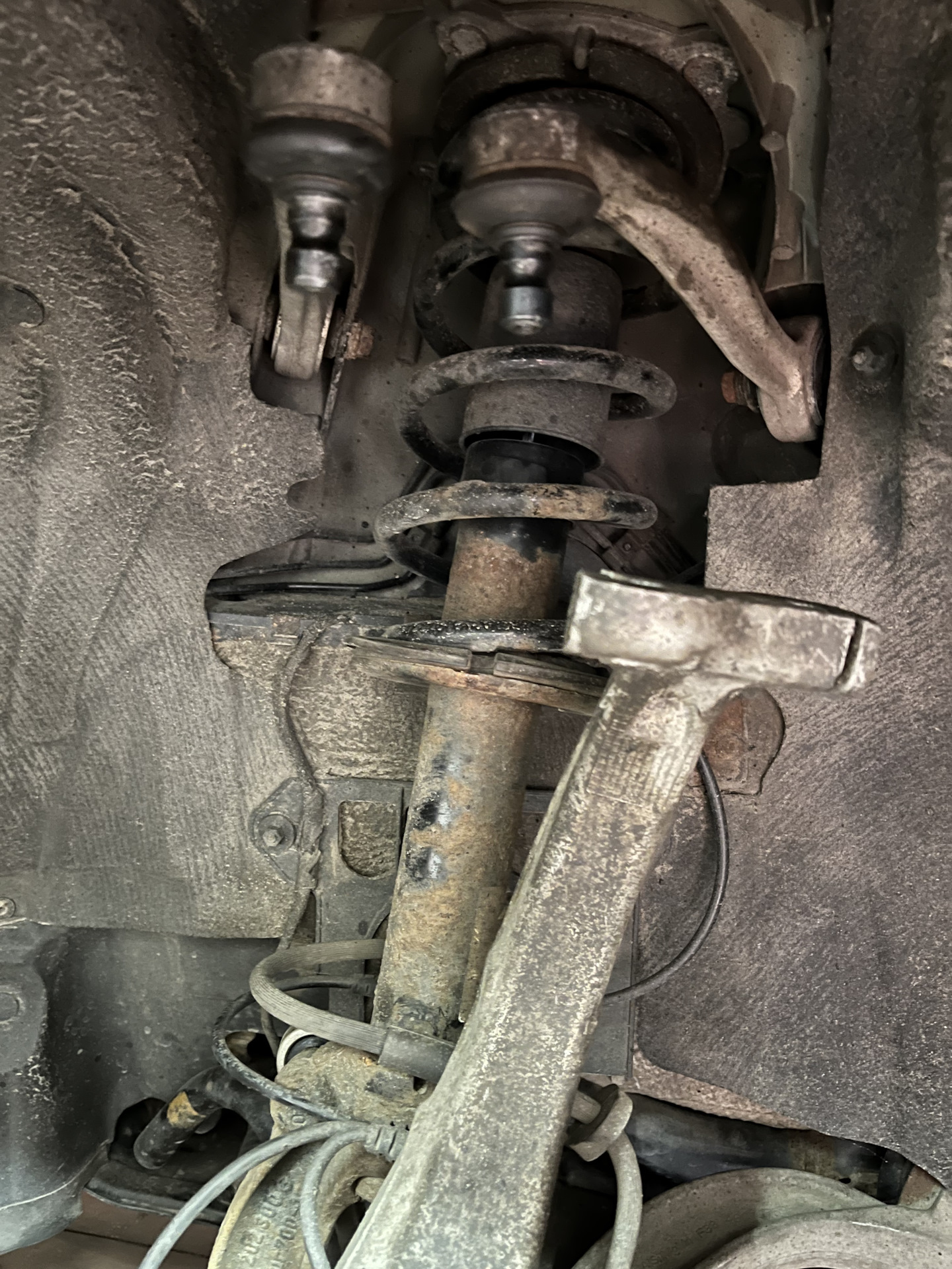 Замена рычаг передней подвески верхний левый — Audi A6 (C7), 2 л, 2011 ...