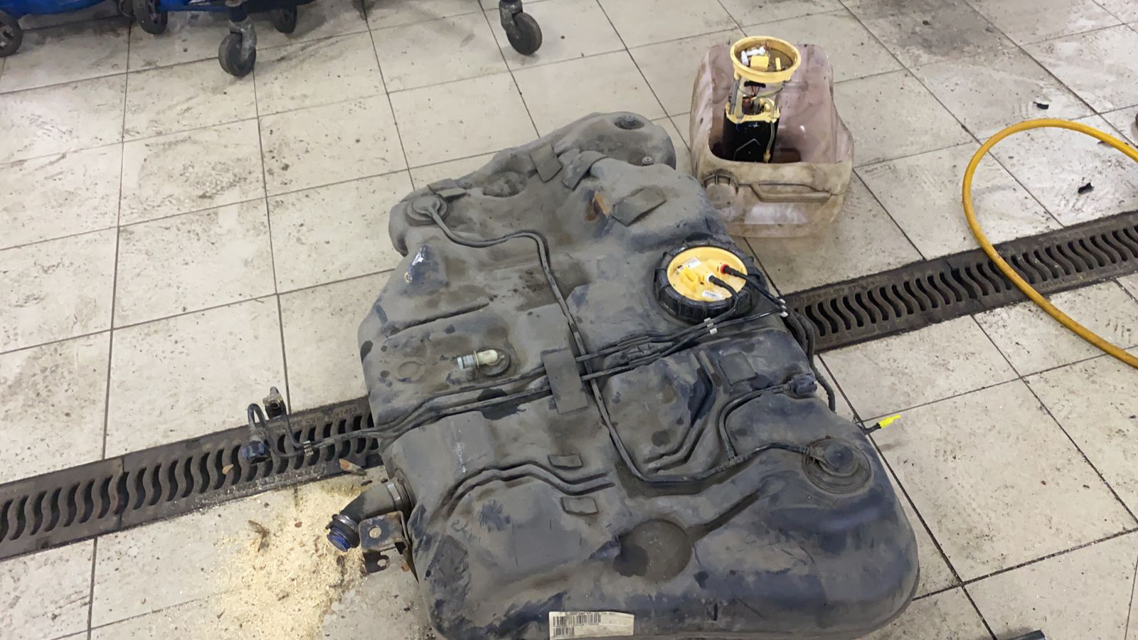 Замена топливного насоса 🥹 — Volvo XC60 (1G), 2,4 л, 2010 года | визит ...