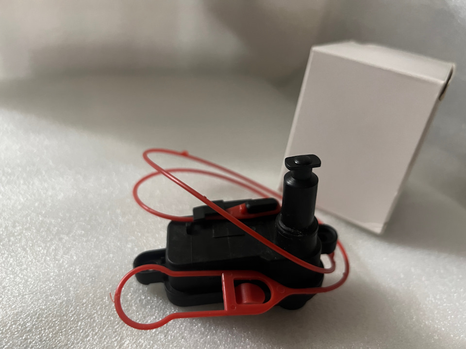 Моторчик лючка бензобака, переобувка — Audi A6 (C7), 1,8 л, 2015 года ...