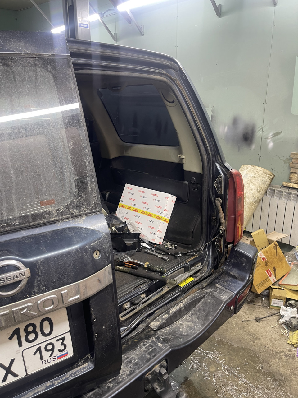 Петли задней распашонки. — Nissan Patrol (Y61), 3 л, 2004 года | своими ...